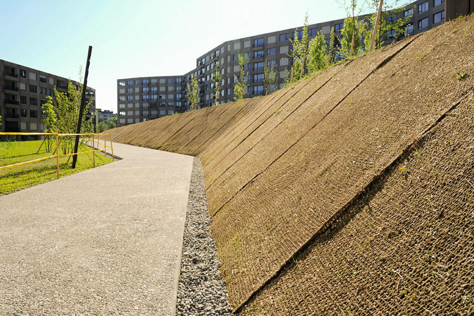 Böschung bepflanzen: So sichern und bepflanzen Sie einen Hang